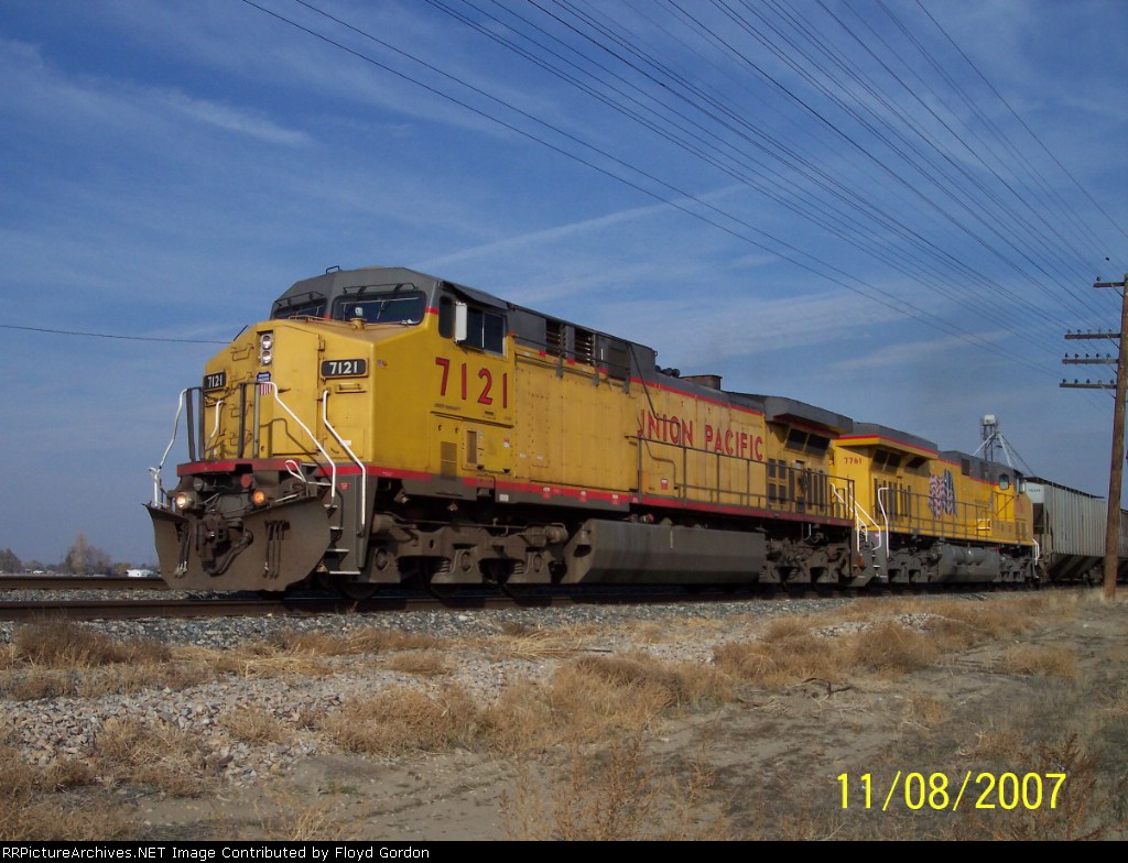 UP 7121 leads empty covered hoppers on to siding